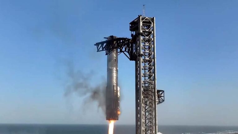Watch SpaceX Starship's third Super Heavy booster catch - EONMSK News