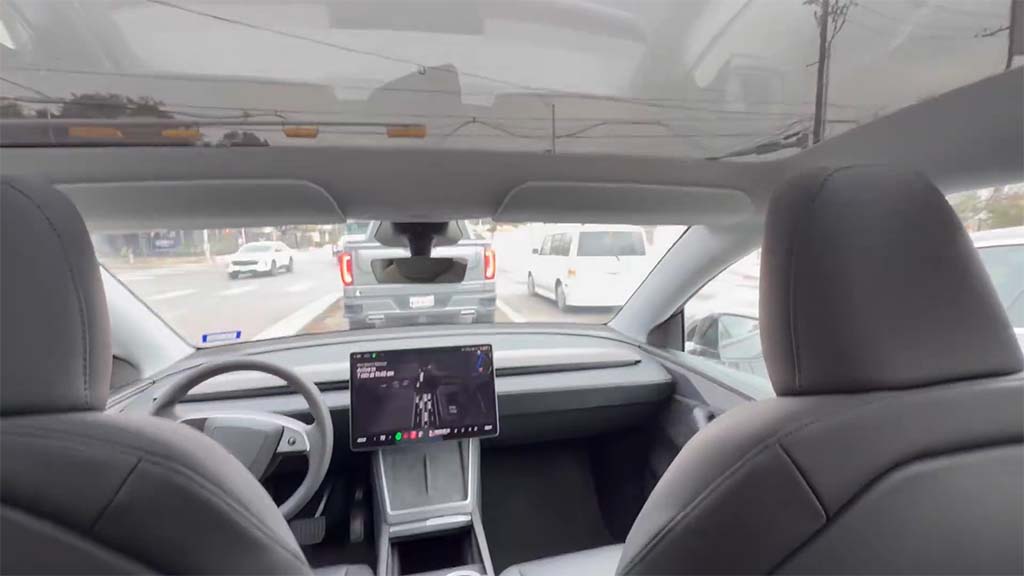 Tesla Robotaxi in Austin removed safety monitor, goes full Unsupervised ...